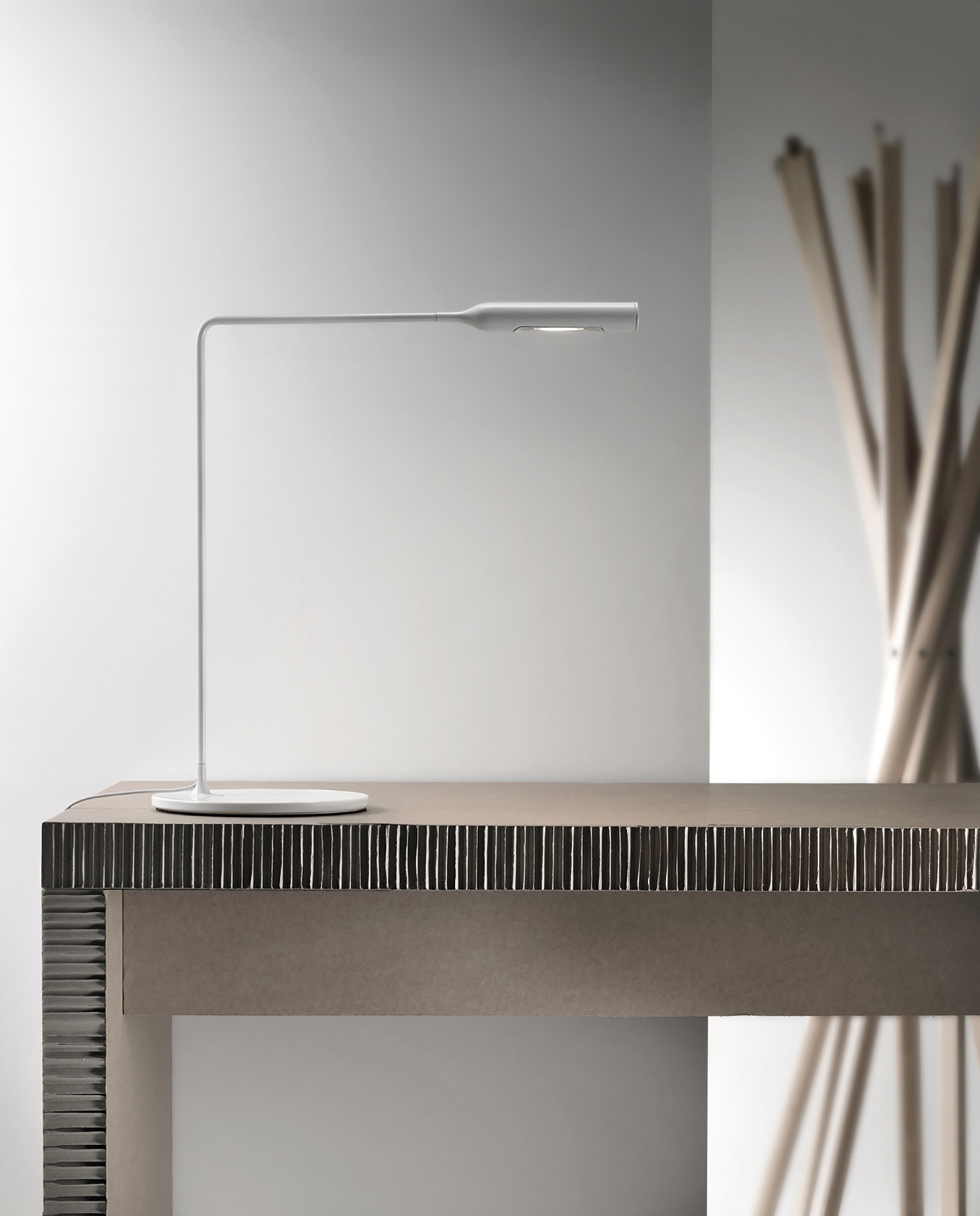 LUMINA(ルミナ) - FLO deskフロ デスク|カッシーナ・イクスシー 公式オンラインストア 家具・通販