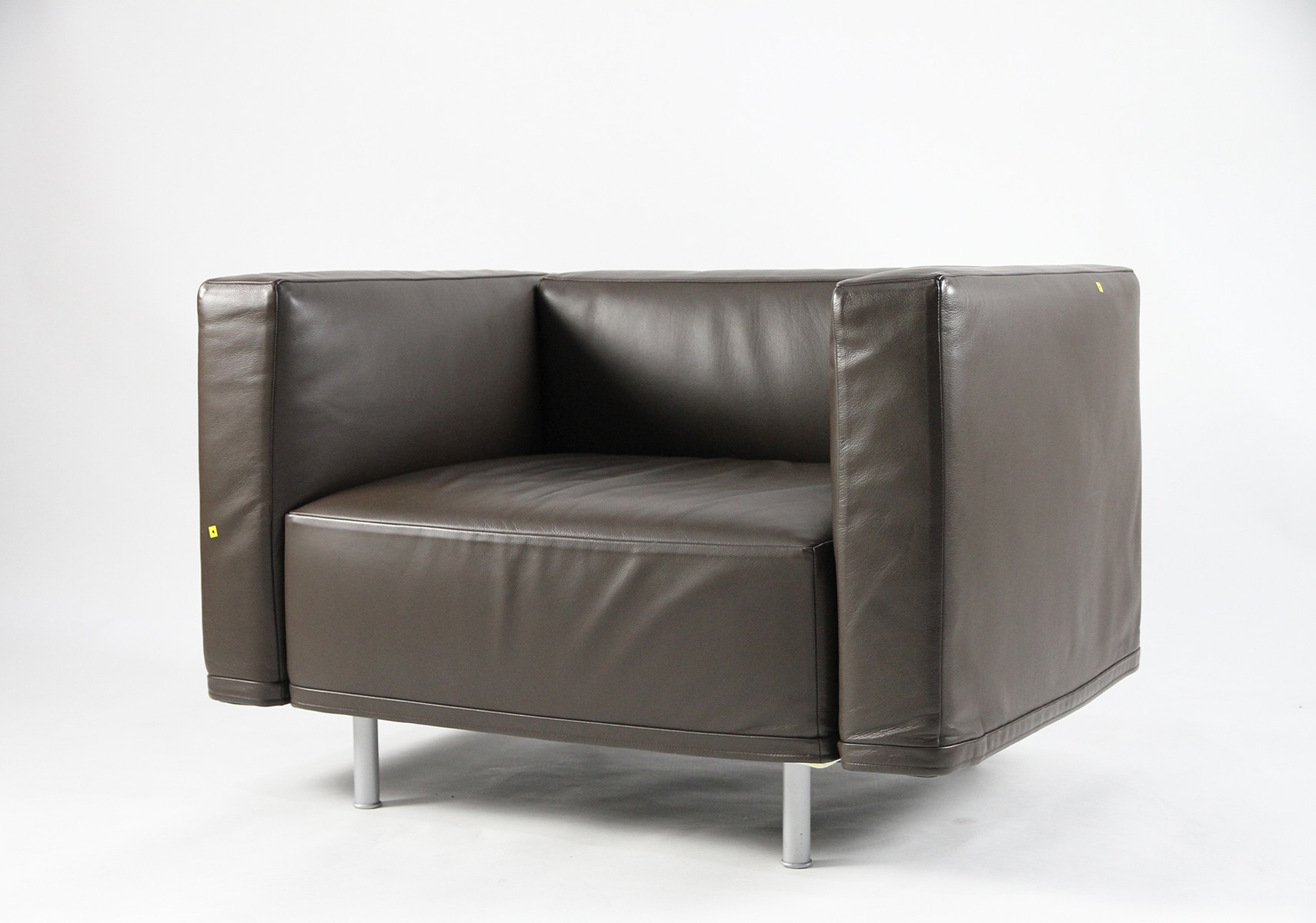 Cassina（カッシーナ）K02 GRANDANGOLO グランダンゴロ 1人掛両アームソファ（＃XXBRG） | カッシーナ・イクスシー オンラインストア