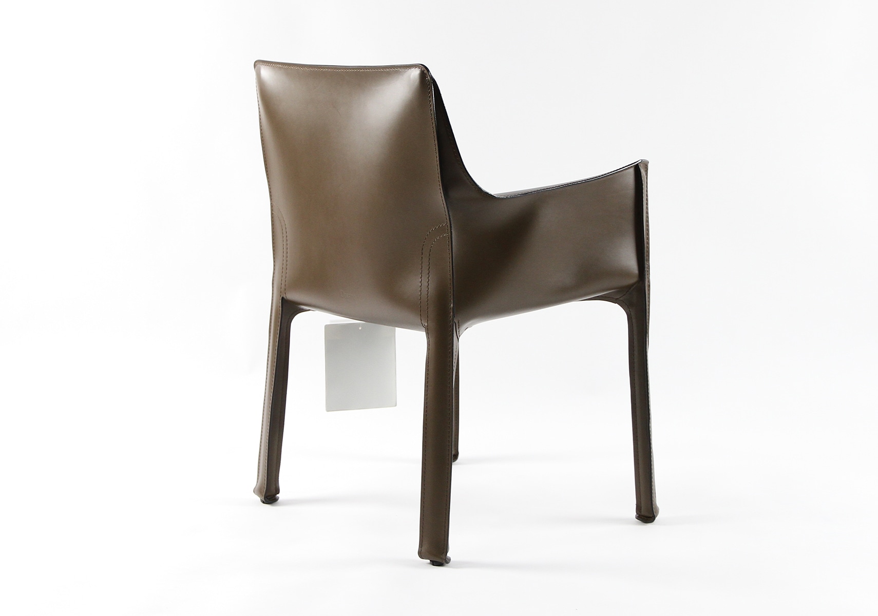 Cassina (カッシーナ) 413 CAB（タバコ）ロゴ入り キャブ アームチェア | カッシーナ・イクスシー オンラインストア