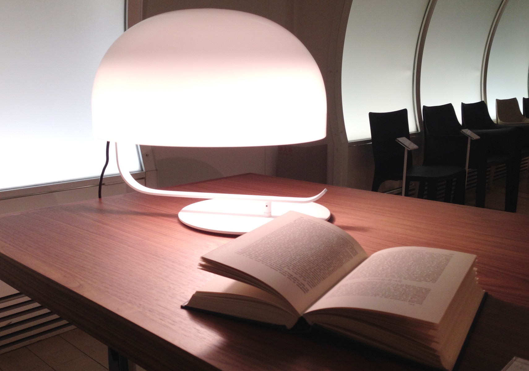 Oluce(オルーチェ) ZANUSO 275ザヌーゾ275 テーブルランプ|カッシーナ・イクスシー 公式オンラインストア 家具・通販